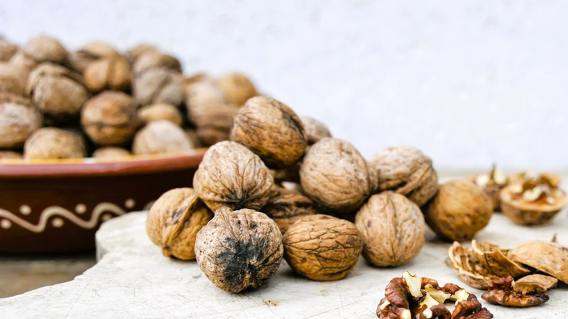 What Happens to Your Body When You Eat Walnuts Before Bed? | Feel ...