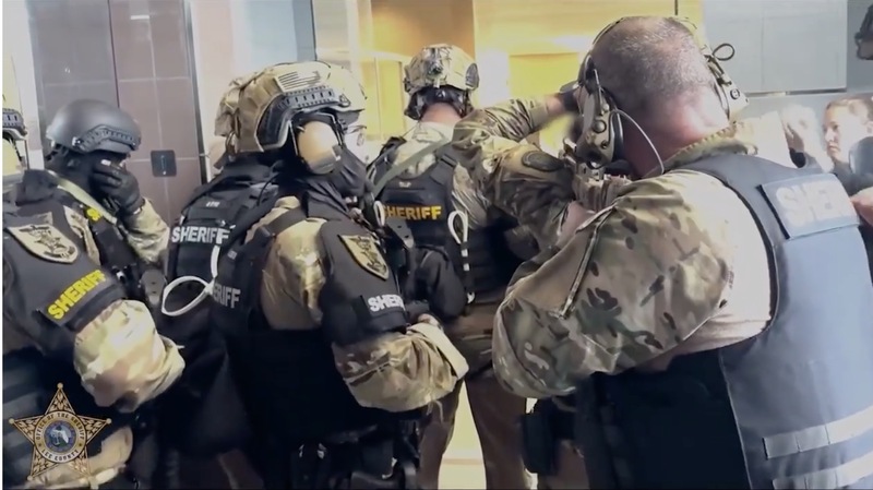 Florida sniper shoots, kills bank robber holding hostages through ...