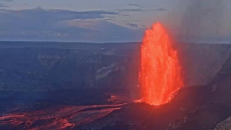 Shocking moment 1,000ft fiery lava jet erupts in 6-hour volcano frenzy ...
