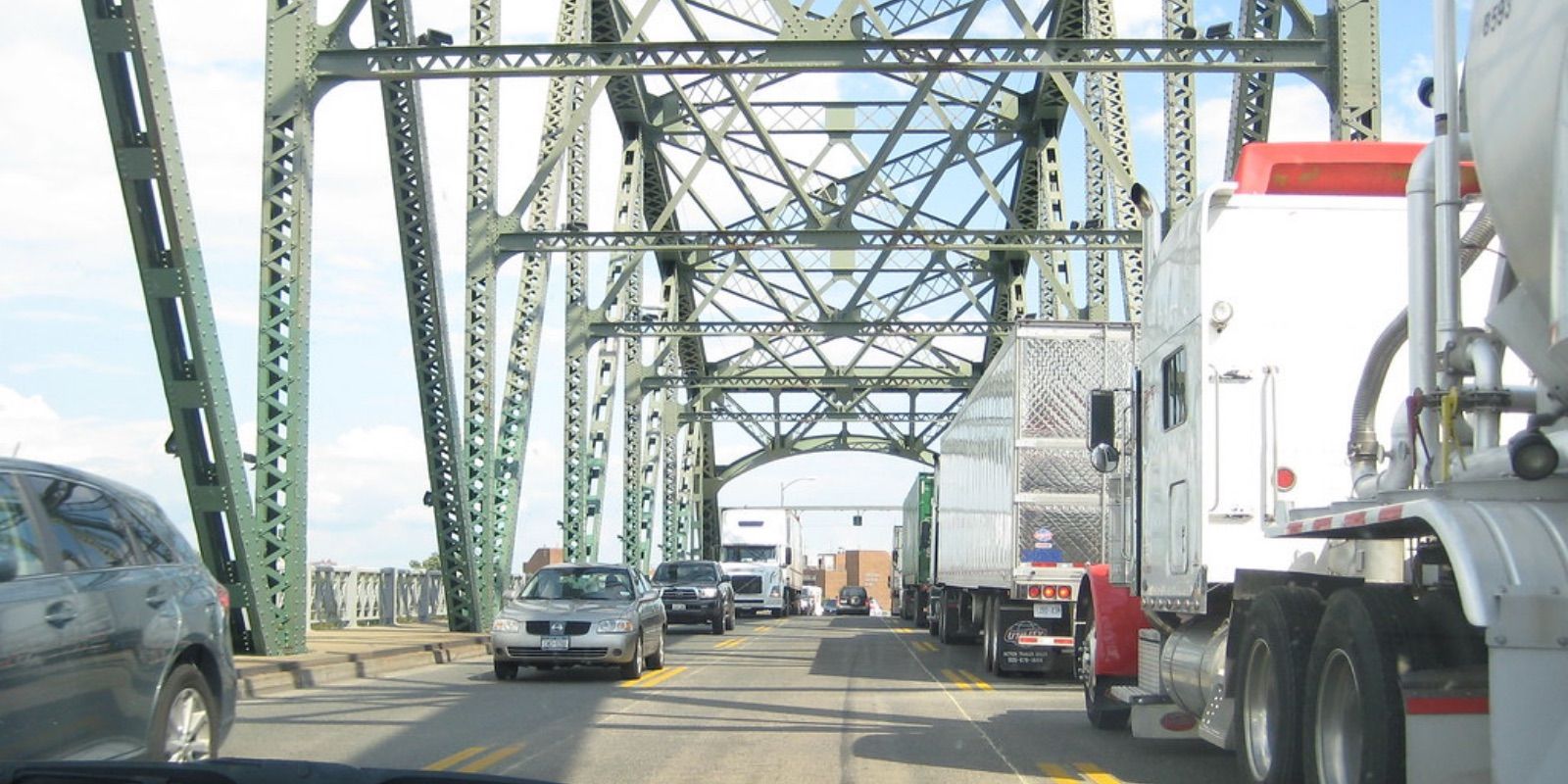 USPS carrier busted at Canadian border with undelivered mail, including ...